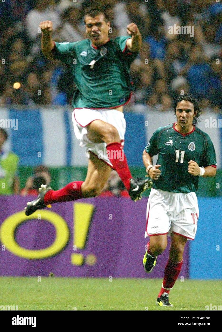 Mexicos jared borgetti after scoring fotografías e imágenes de alta ...