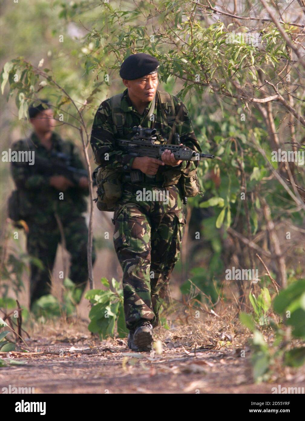El EjÉrcito BritÁnico Royal Gurkhas De Brunei Patrulla En El Cuartel De