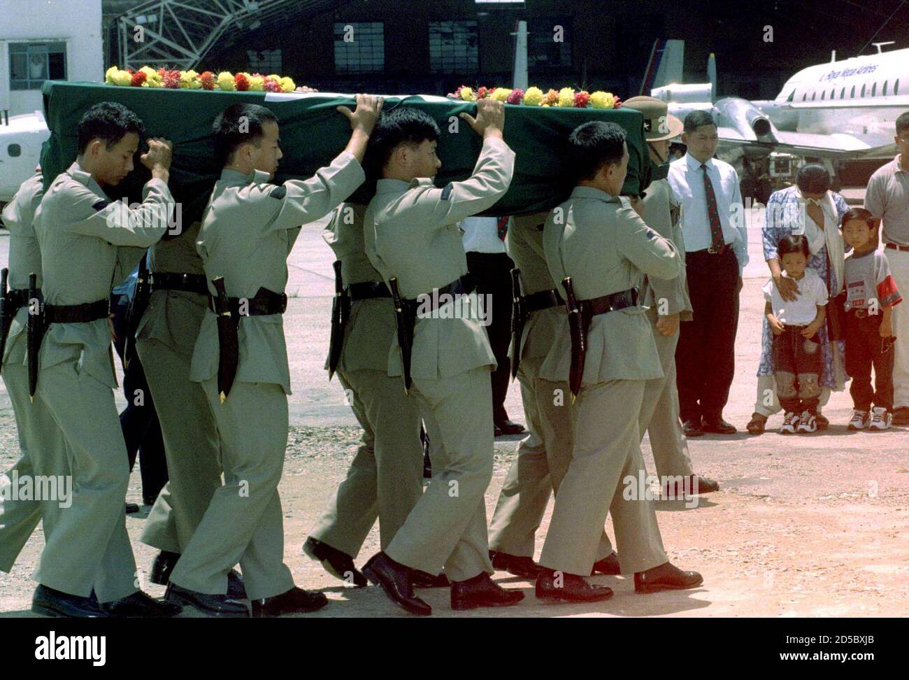 El Cuerpo Del Soldado Gurkha Sgt Balaram Rai Es Llevado Al Aeropuerto