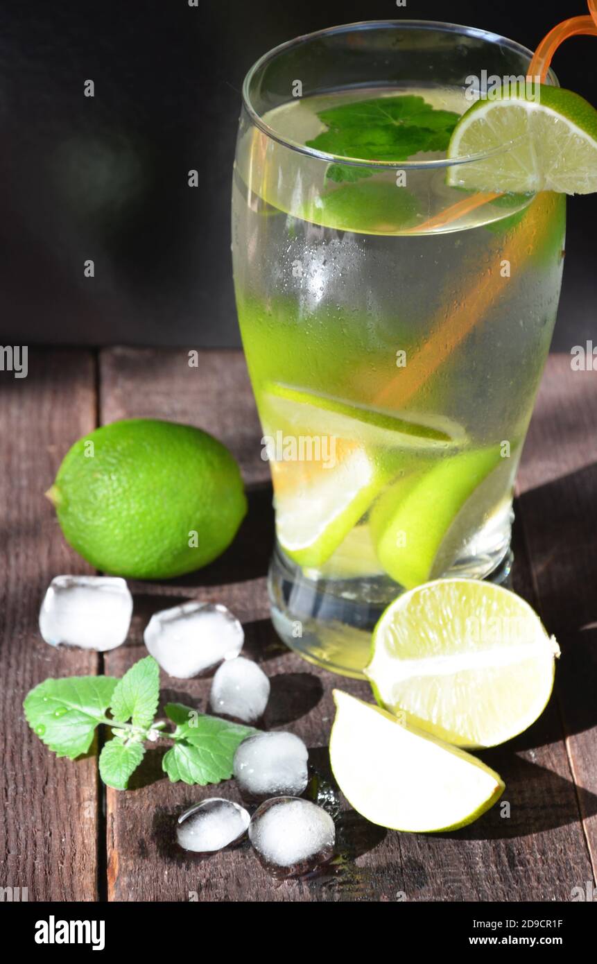 Menta Refrescante Cóctel Mojito Con Ron Y Limón Bebida Fría O Bebidas