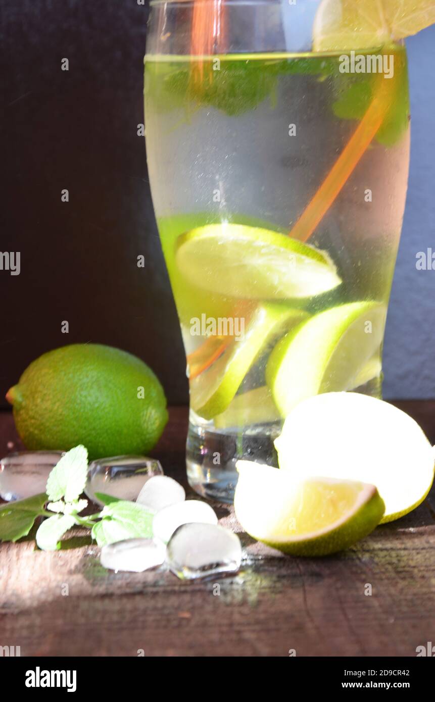 Menta Refrescante Cóctel Mojito Con Ron Y Limón Bebida Fría O Bebidas