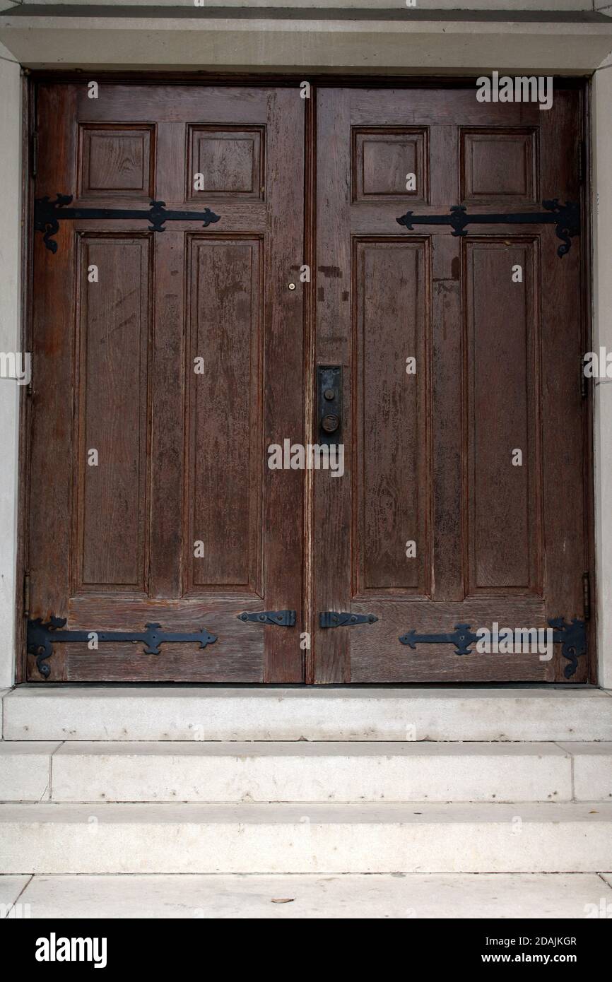 Estas Viejas Puertas Dobles De Madera Marrón Parecen Casi Medievales