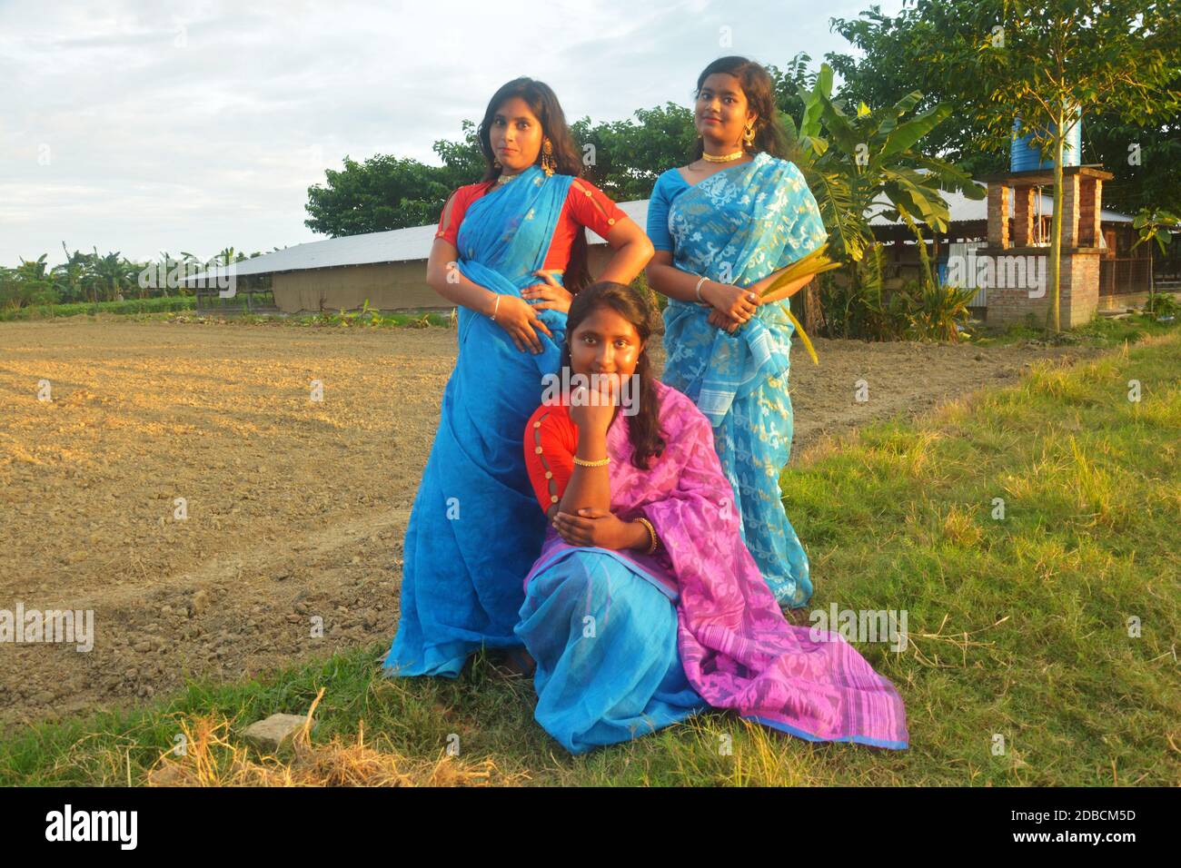 Tres Chicas Adolescentes De La Aldea Que Visten Vestido Tradicional