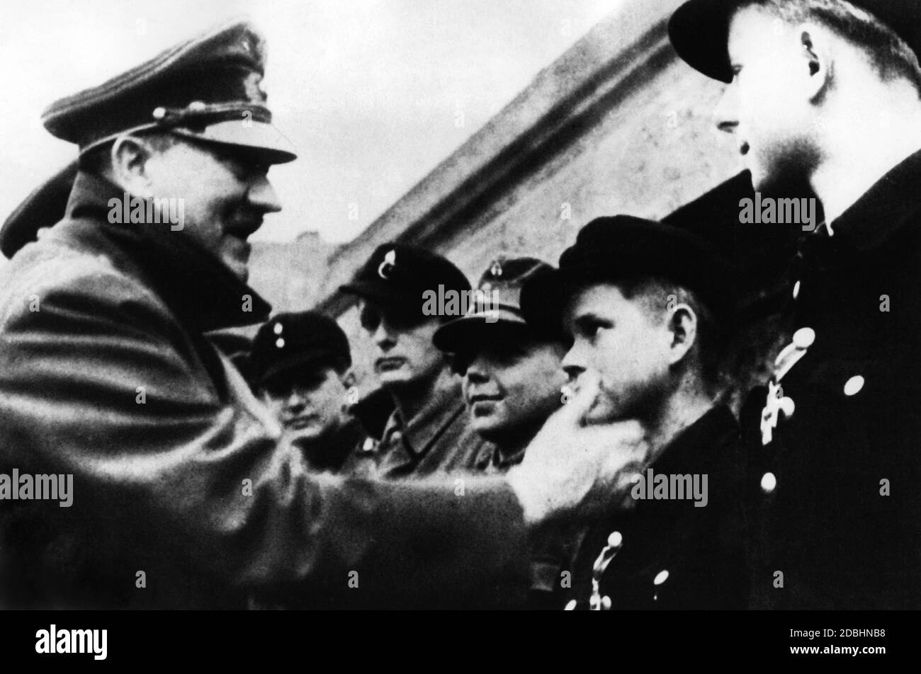 Adolf Hitler Con Niños Y Adolescentes De La Juventud Hitler Que Fueron