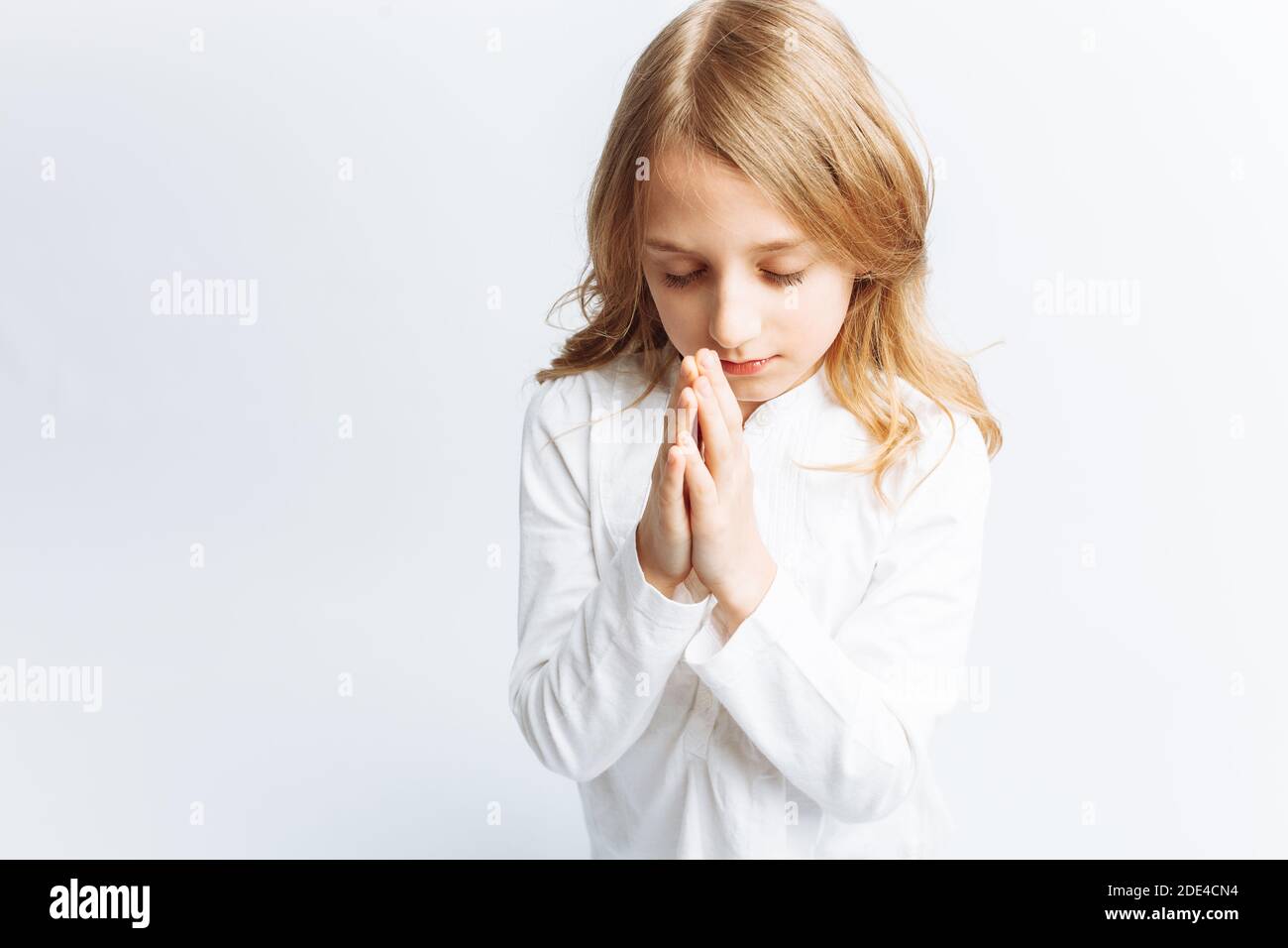 Niña Rezando De Rodillas A Dios De Fondo Aislado Comunión Con Dios