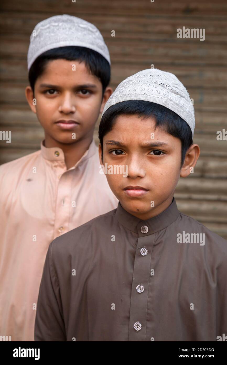 Bangladesh, retrato de niños musulmanes con Taqiyah (cap) y traje ... Bangladesh, retrato de niños musulmanes con Taqiyah (cap) y traje ...