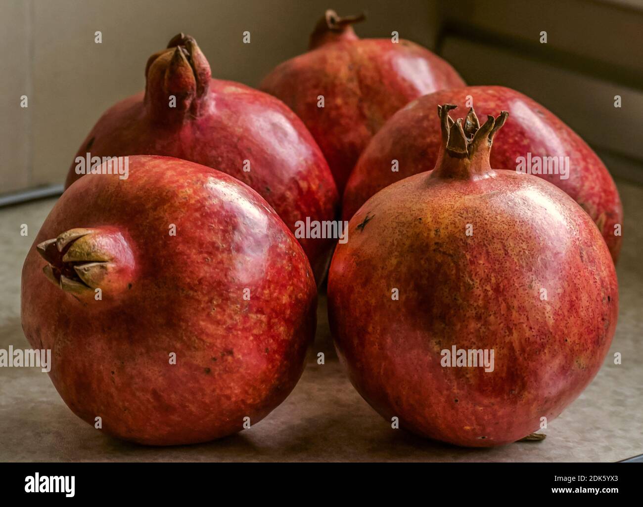Los frutos rojos maduros de las variedades de Granada dulce están ...