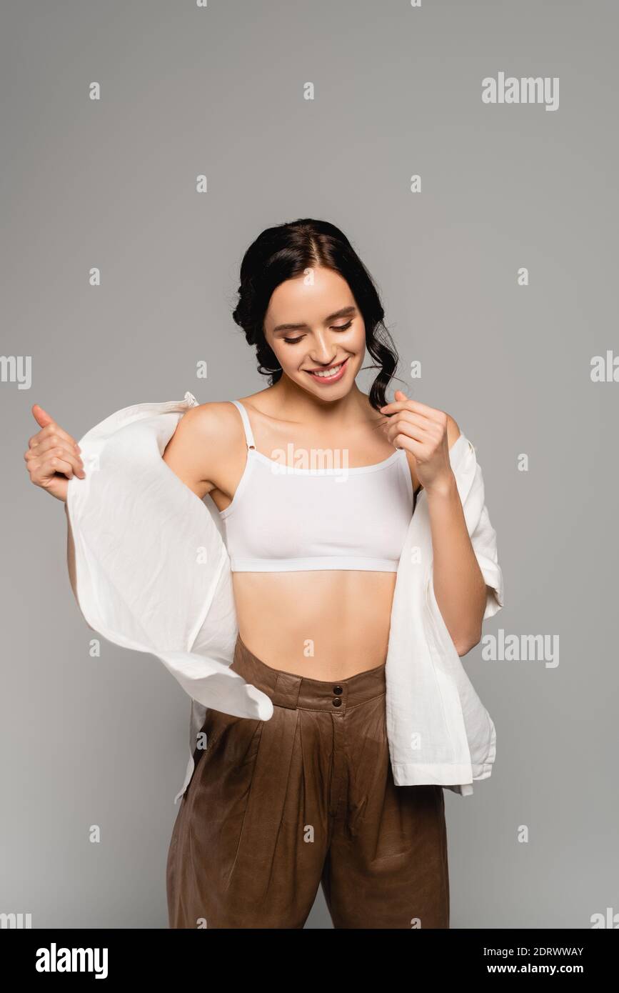 Mujer Quitándose La Ropa Fotografías E Imágenes De Alta Resolución Alamy