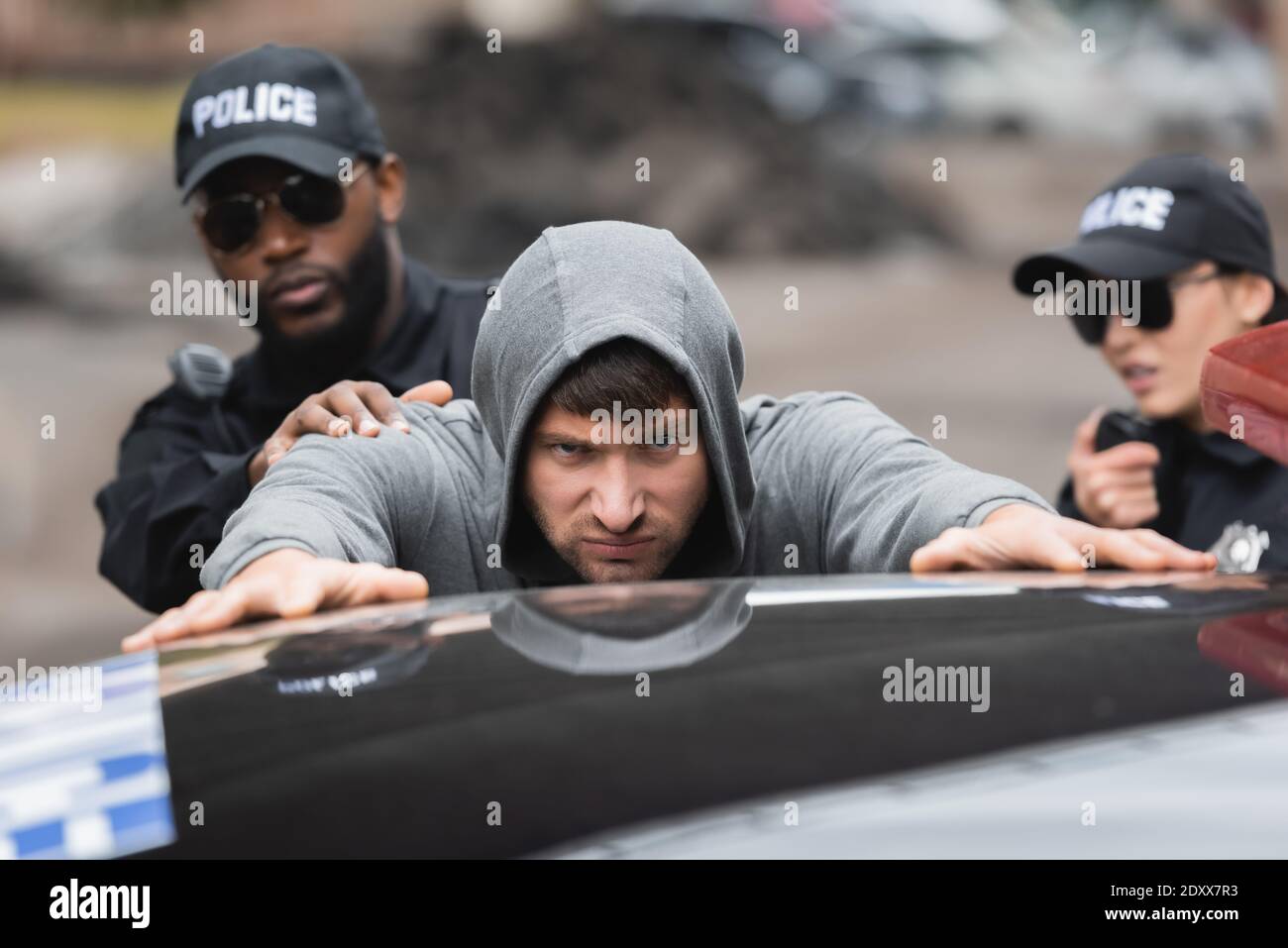ofensor enojado con las manos estiradas inclinadas en el coche de la ...