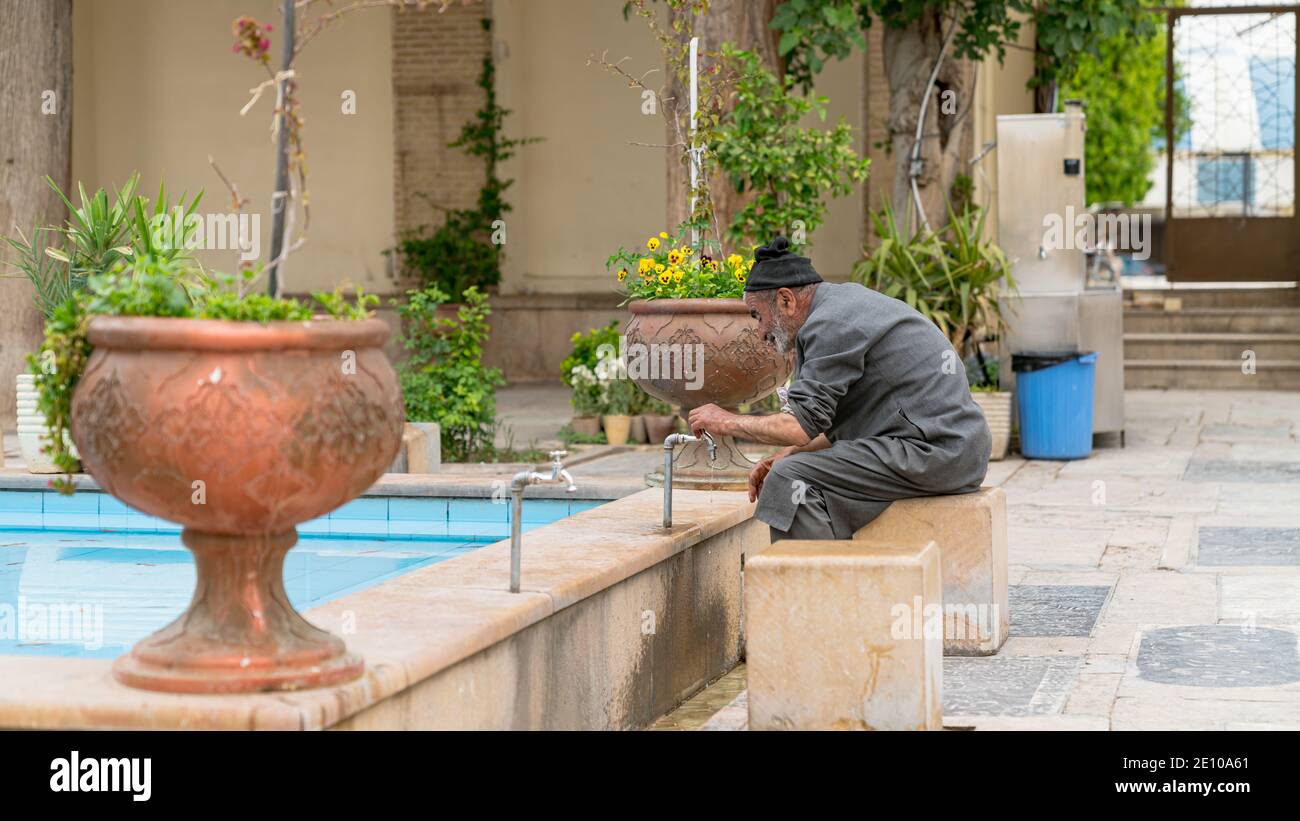 Shiraz, Irán - Mayo de 2019: El hombre musulmán toma la ablución para ... Shiraz, Irán - Mayo de 2019: El hombre musulmán toma la ablución para ...