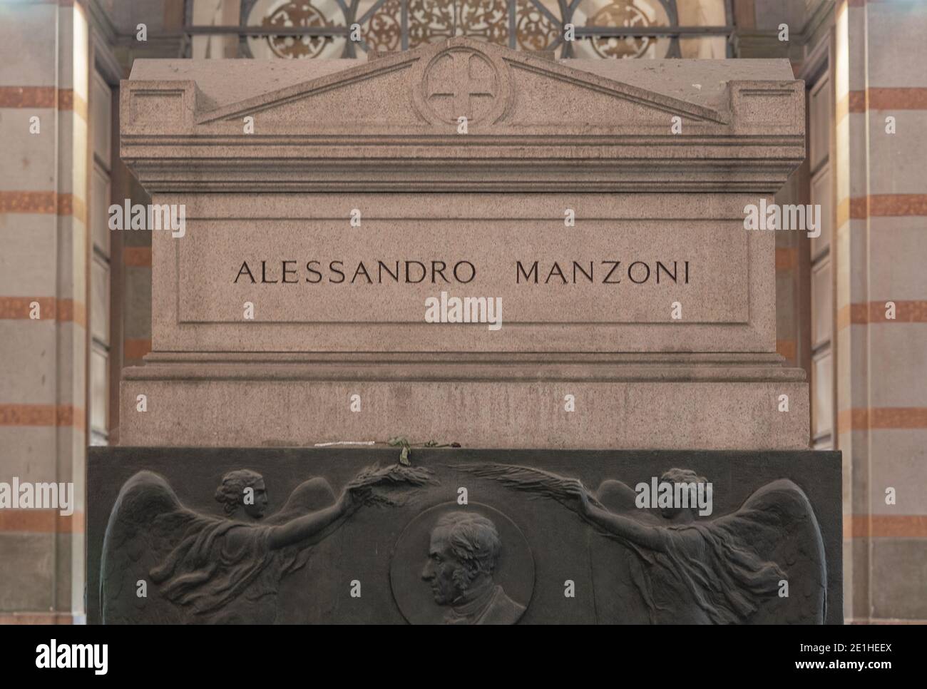 Tumba De Alessandro Manzoni En El Centro Del Famedio El Templo