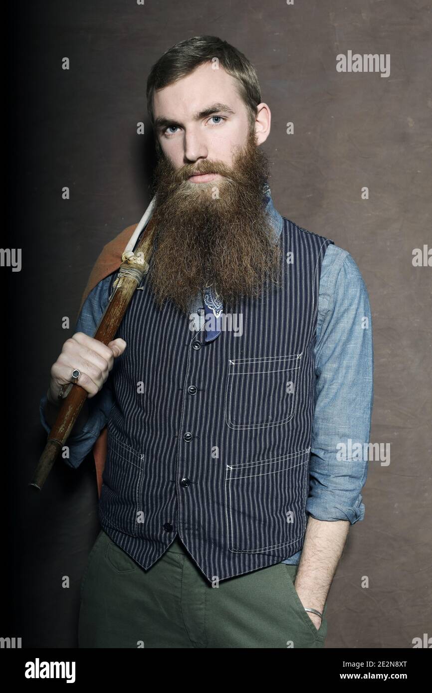 Cargando palo en su hombro fotografías e imágenes de alta resolución - Alamy