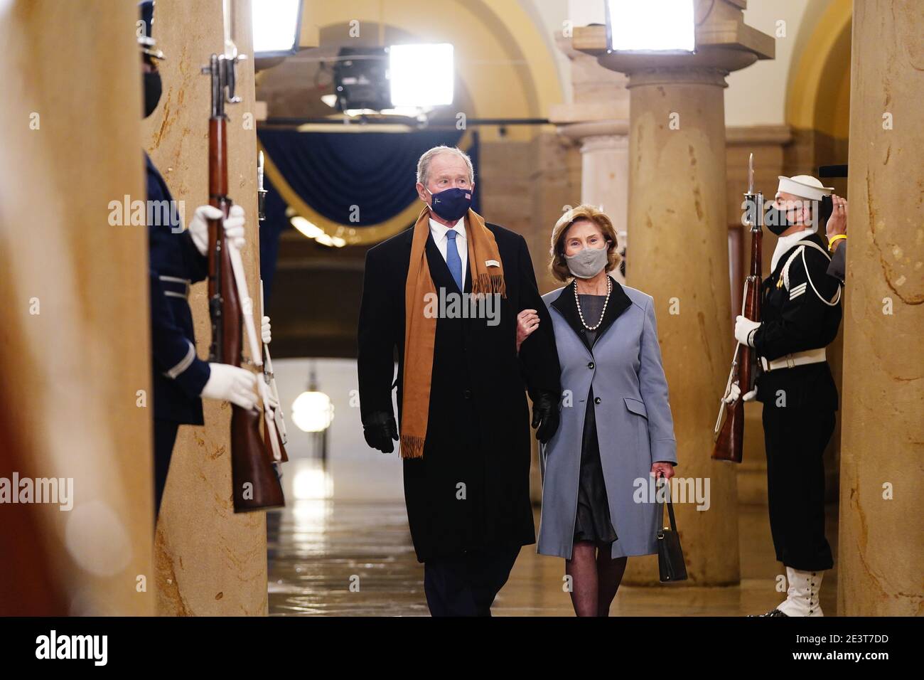 El Ex Presidente George W Bush Y Laura Bush Llegan A La Cripta Del
