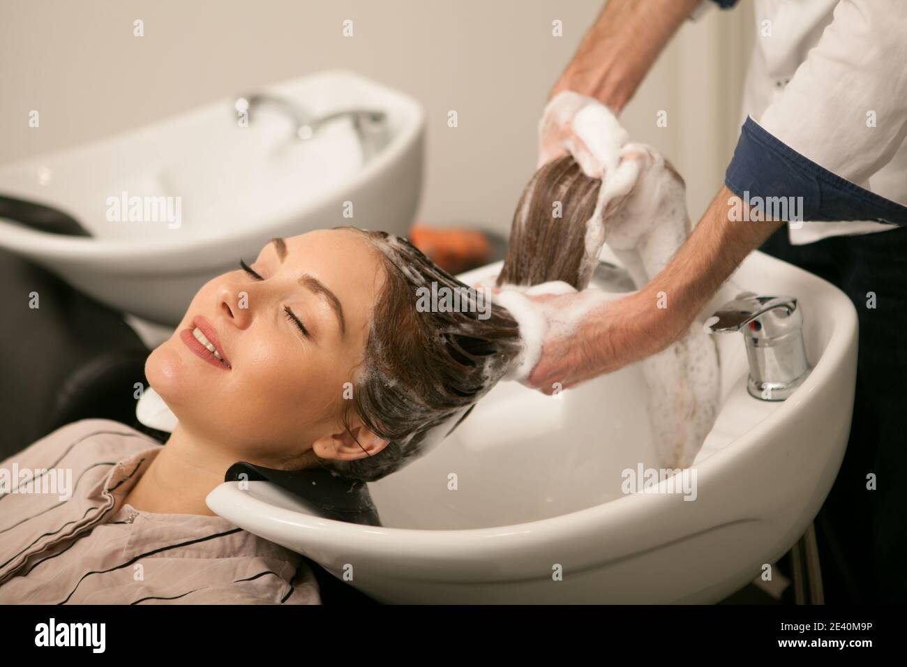 Atractiva Joven Mujer Sonriendo Con Sus Ojos Cerrados Disfrutando De