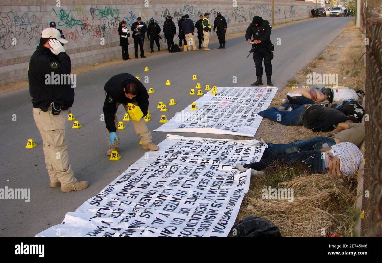 Los Investigadores De La Policía Trabajan En Una Escena De Crimen Donde