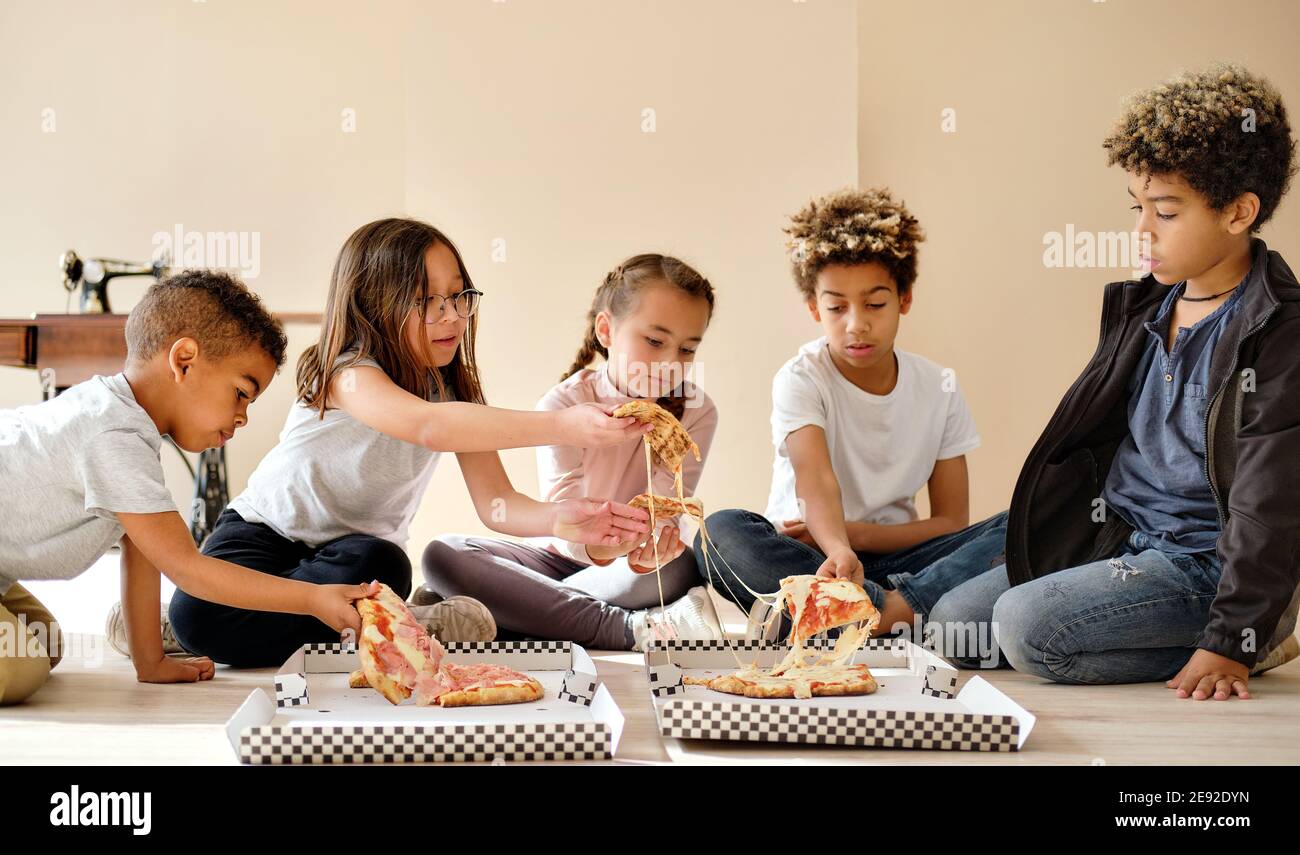 Cinco Lindos Multirraciales Niños Pequeños Y Niñas Se Sientan Adentro