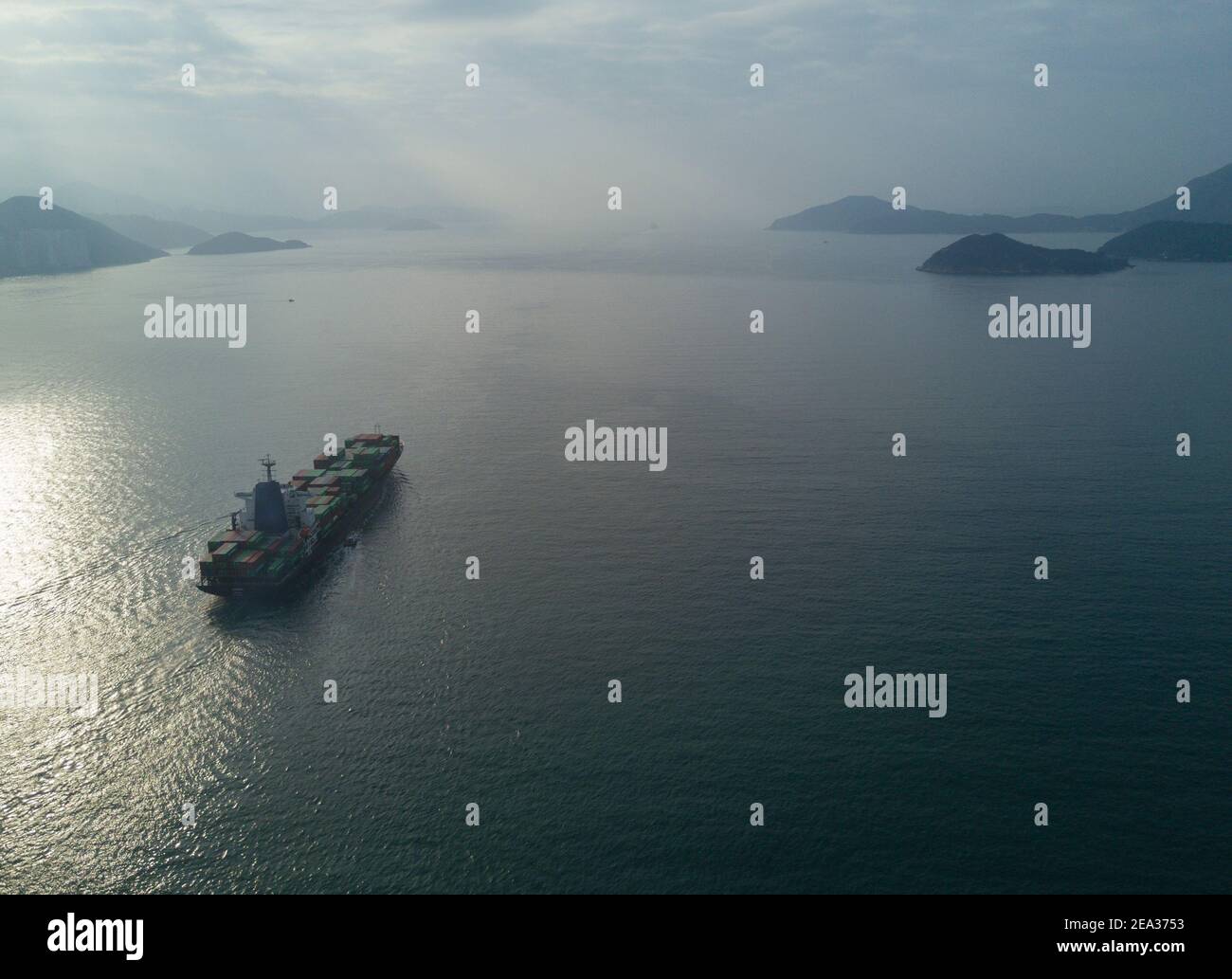 Vista Aérea Desde Un Drone De Un Barco De Contenedores Transportando