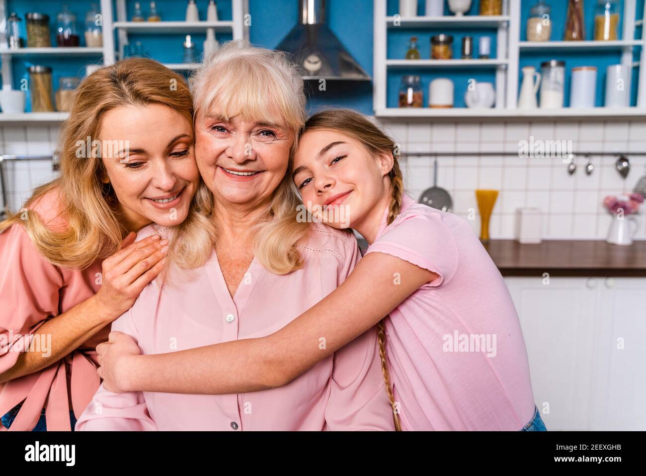 Hermosa Mujer Mayor Y La Familia Horneando En La Cocina Abuela Preparando Postres En Casa Con