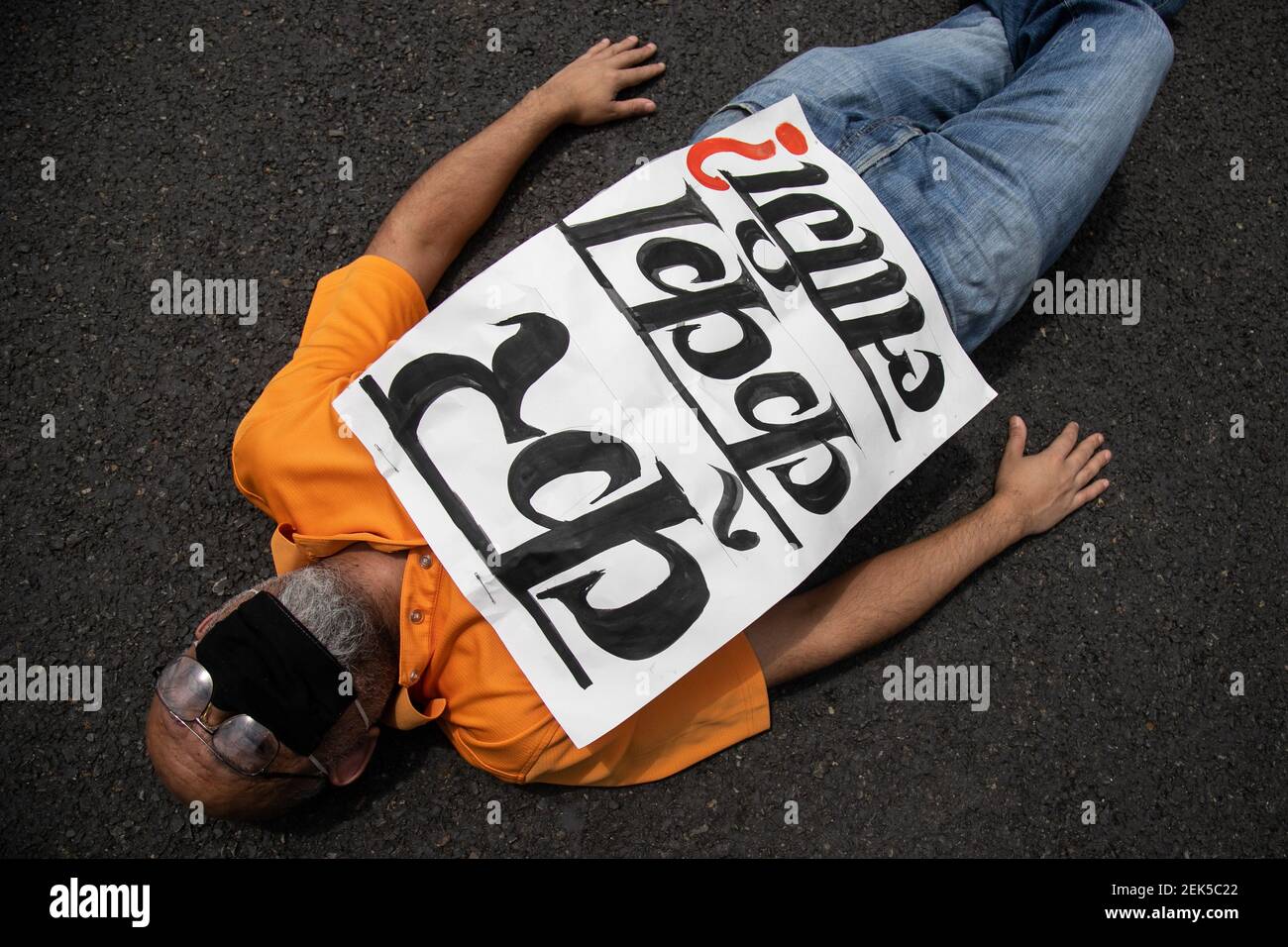 Un Manifestante Se Coloca En El Camino Con Un Cartel En El Pecho