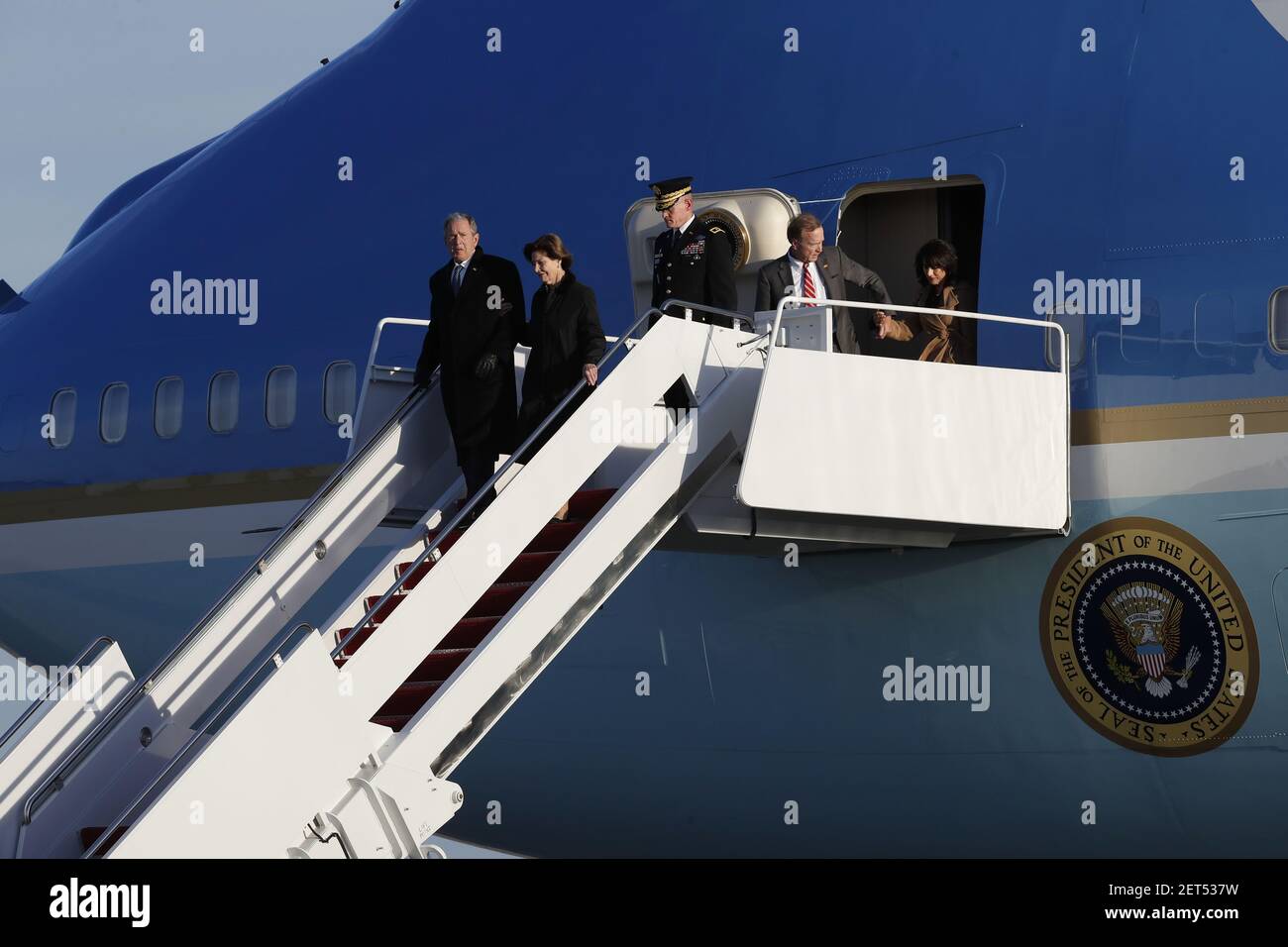 El Ex Presidente George W Bush Y La Ex Primera Dama Laura Bush Caminan