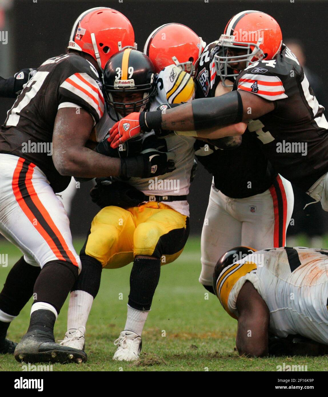 Los defensores de Cleveland Browns Alvin McKinley, Brian Russell y ...