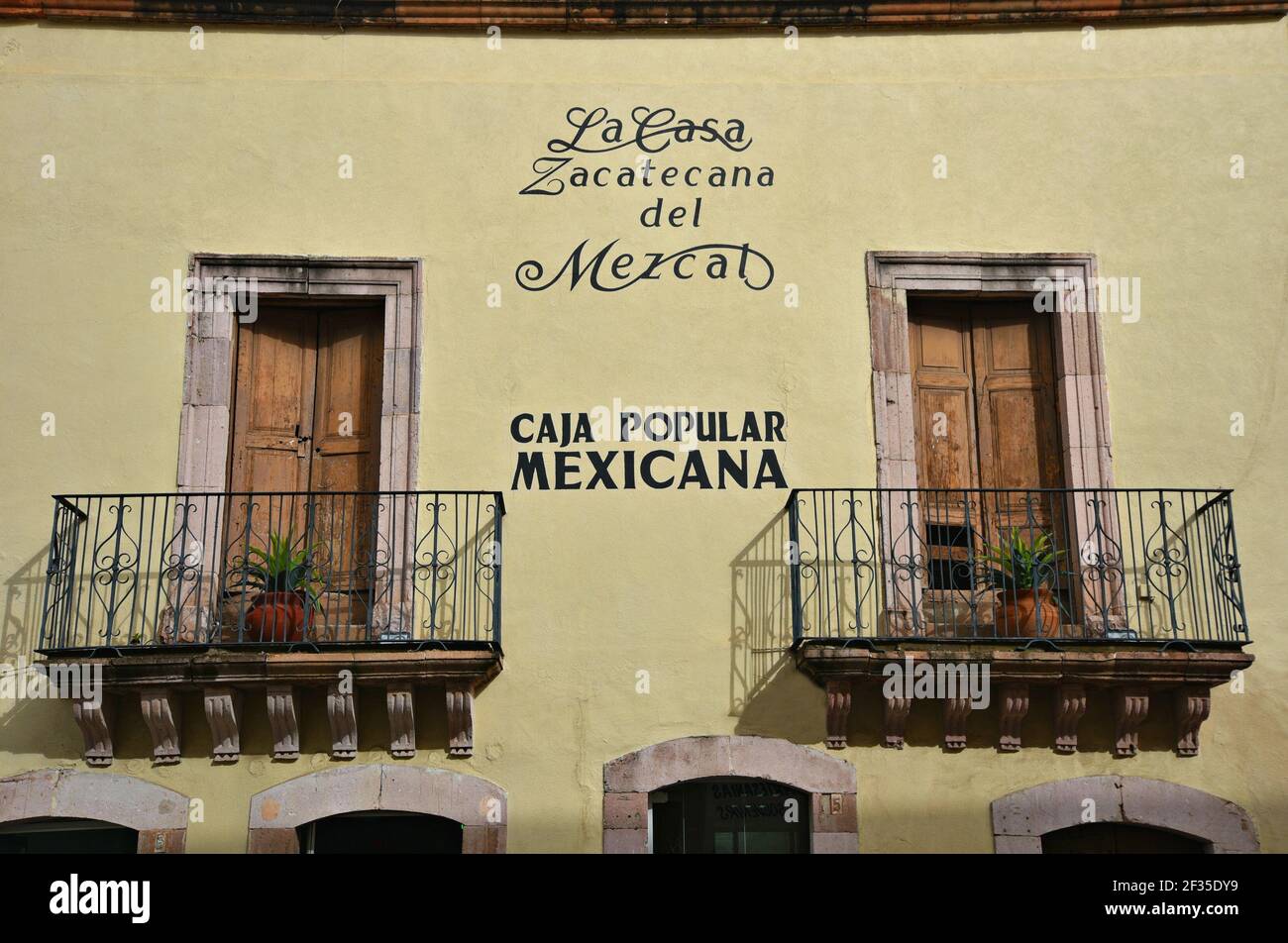 Fachada Vista De Una Casa Tradicional Colonial Mezcal En El Centro