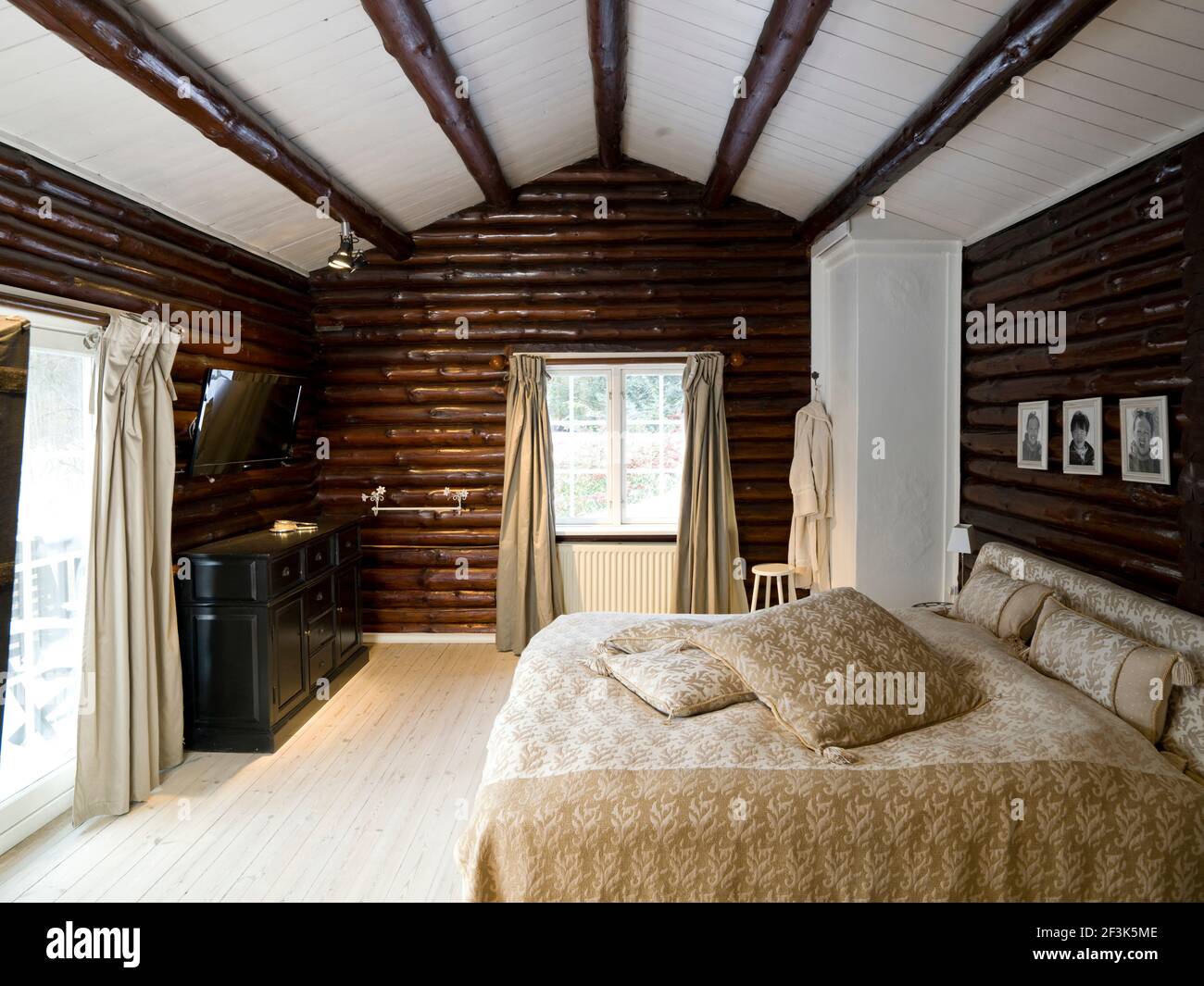 Dormitorio Con Revestimiento De Madera