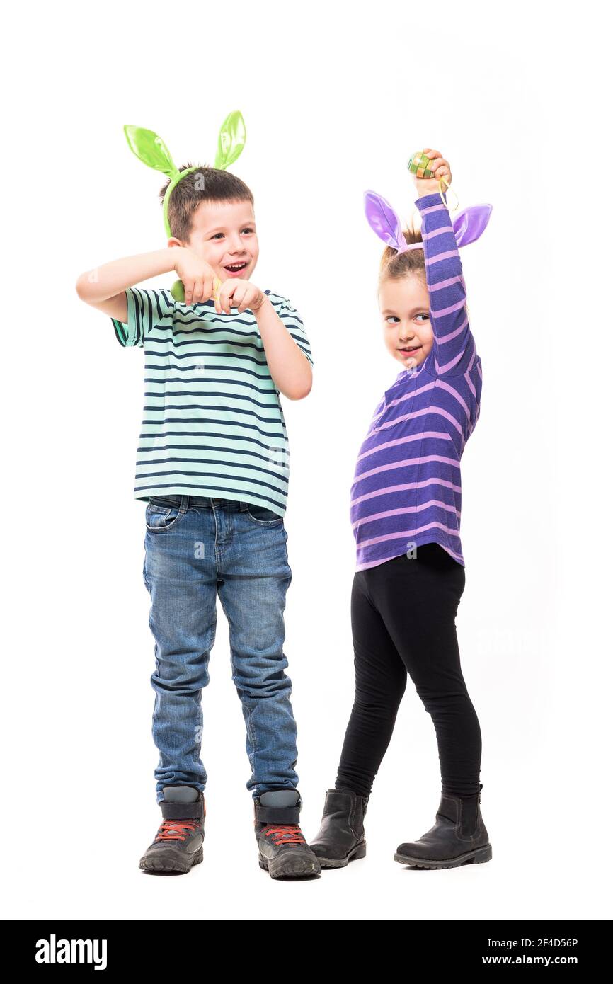 Lindo niño y niña con orejas de conejito jugando con candid y posando ... Lindo niño y niña con orejas de conejito jugando con candid y posando ...