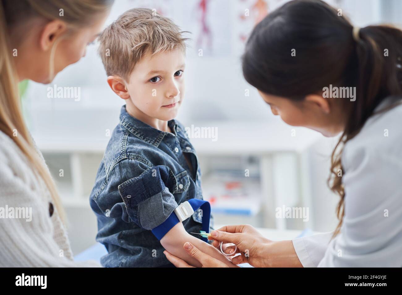 Niño pequeño que toma una muestra de sangre en un laboratorio ... Niño pequeño que toma una muestra de sangre en un laboratorio ...