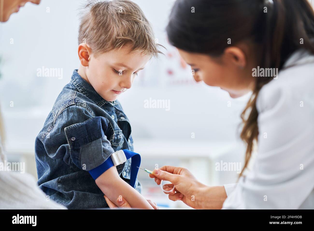 Niño pequeño que toma una muestra de sangre en un laboratorio ... Niño pequeño que toma una muestra de sangre en un laboratorio ...