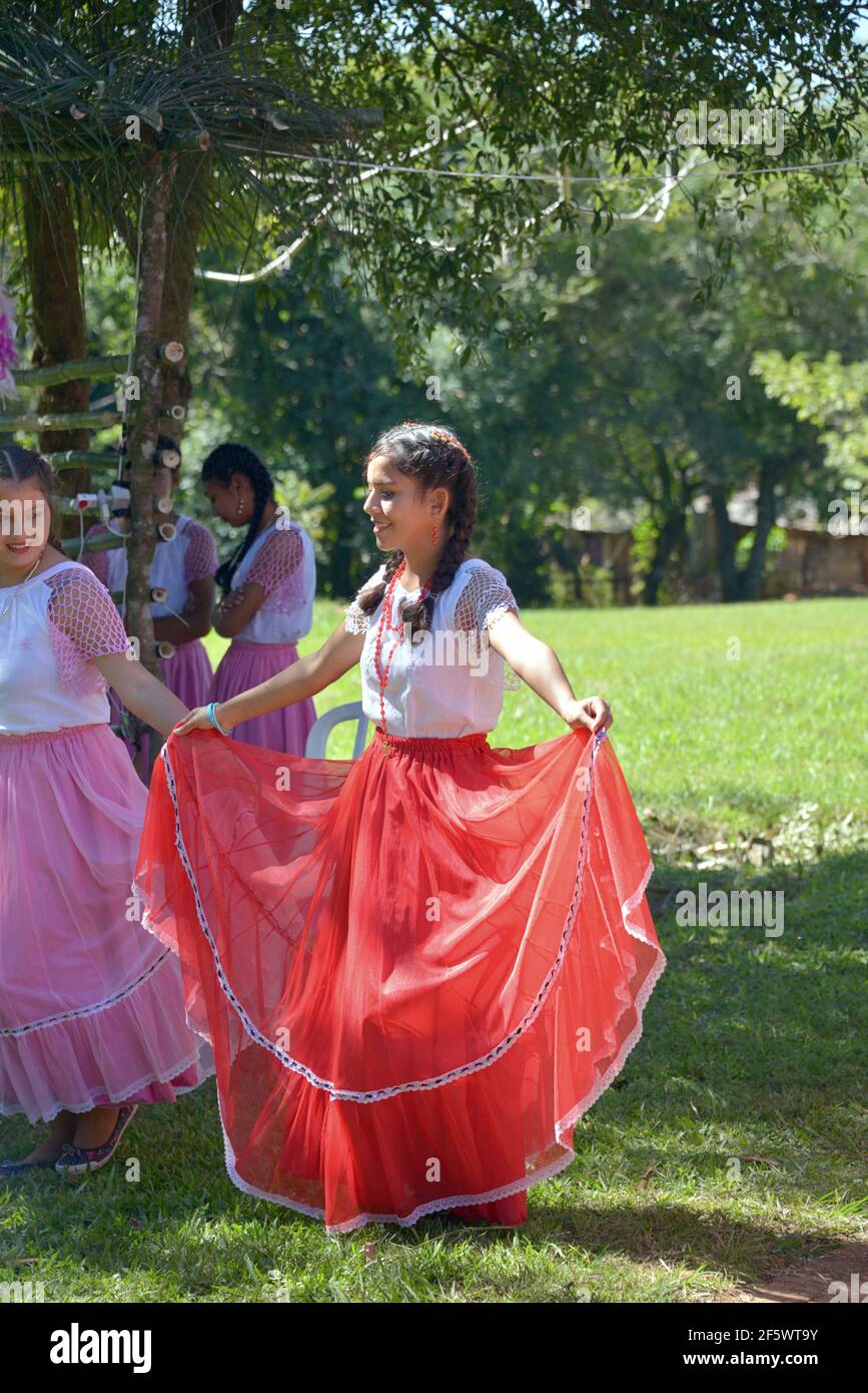 Paraguayan dance fotografías e imágenes de alta resolución - Alamy
