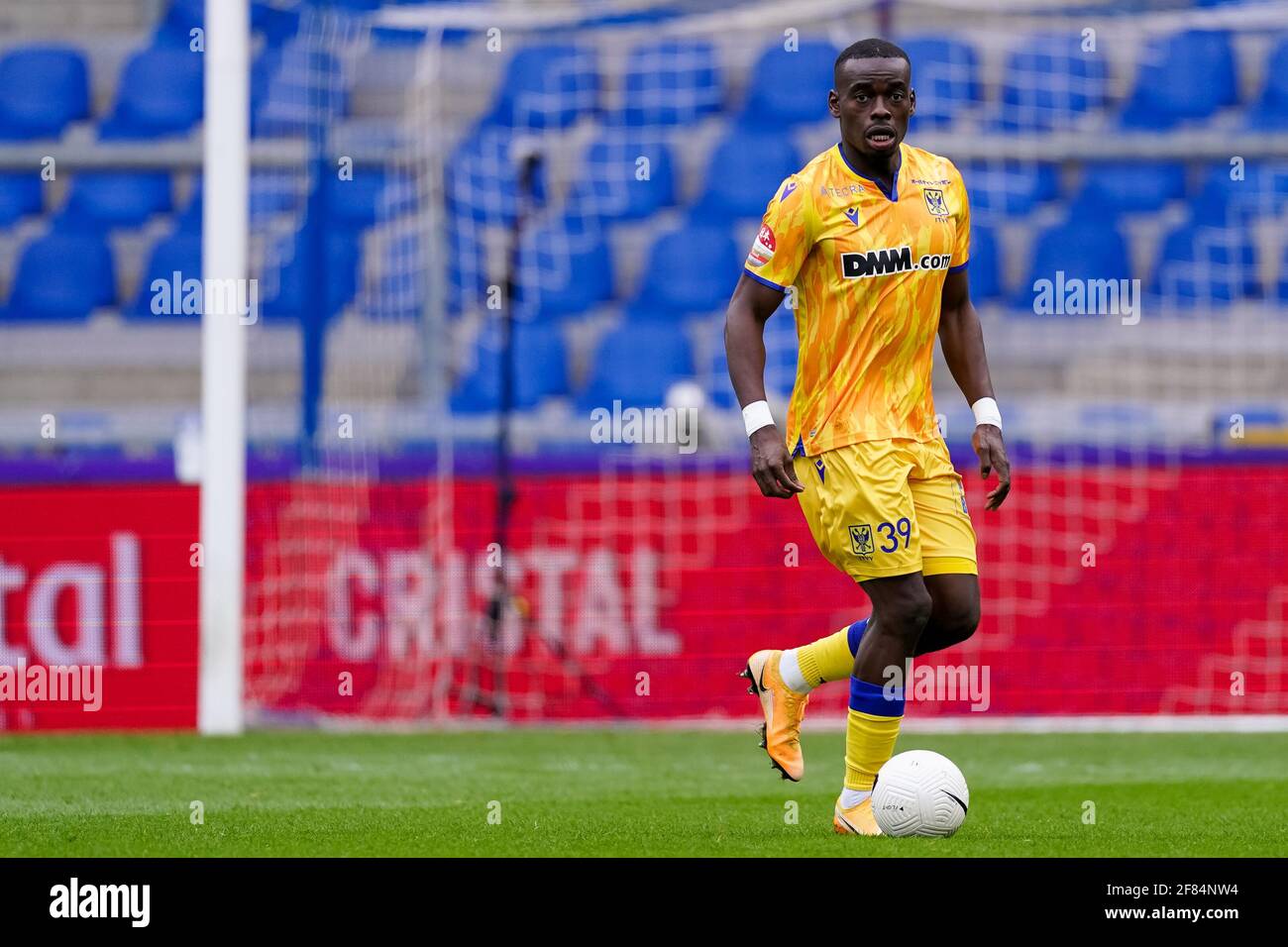 GENK, BÉLGICA - ABRIL 11: Jonathan Buatu de Sint-Truidense VV durante ...