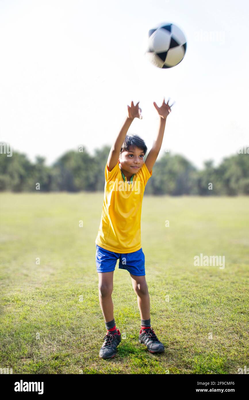 imagen de niño lanzando una pelota Gran venta OFF-62%