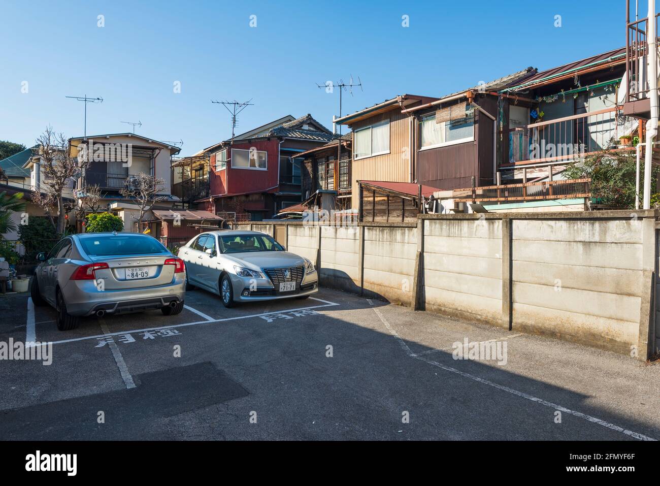 Tokio, Japón - 9 de enero de 2016: Zona residencial del famoso distrito ... Tokio, Japón - 9 de enero de 2016: Zona residencial del famoso distrito ...