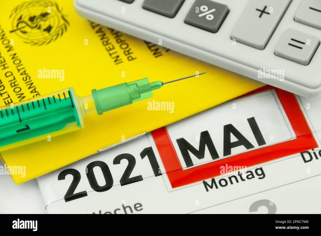 Corona Pandemie Impfung und Kalender Mai 2021 mit Rechner Fotografía de ... Corona Pandemie Impfung und Kalender Mai 2021 mit Rechner Fotografía de ...
