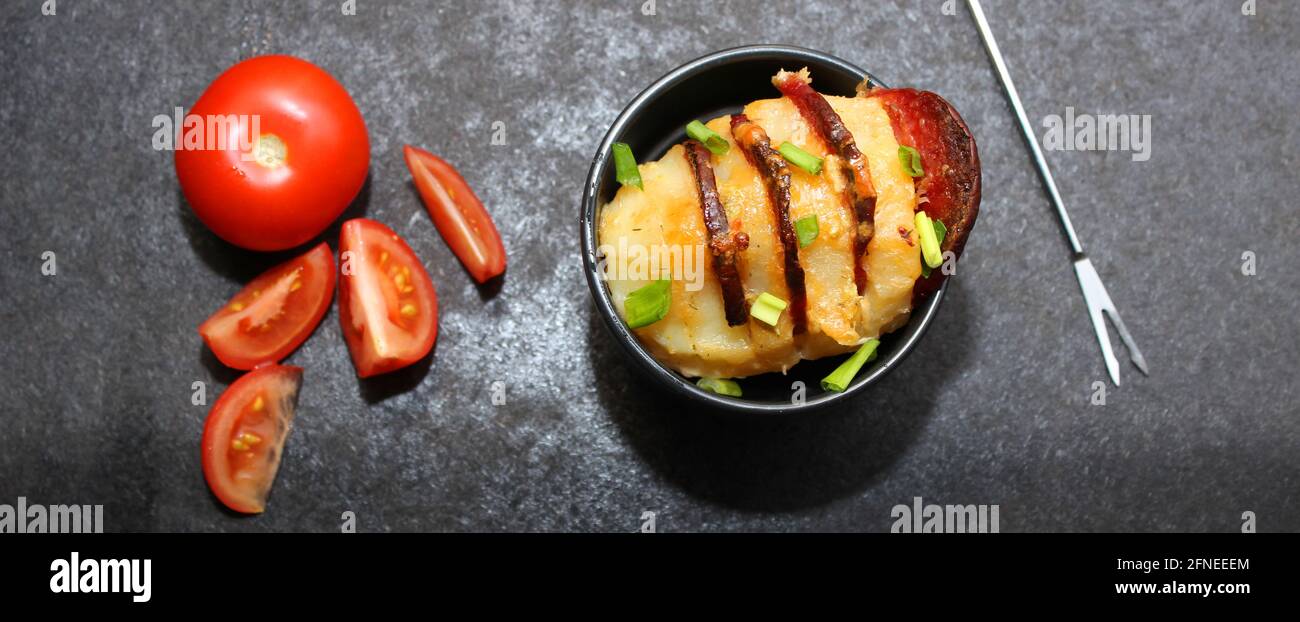 Patata Rellena De Salami Queso Ketchup Ajo Y Hierbas Las Patatas