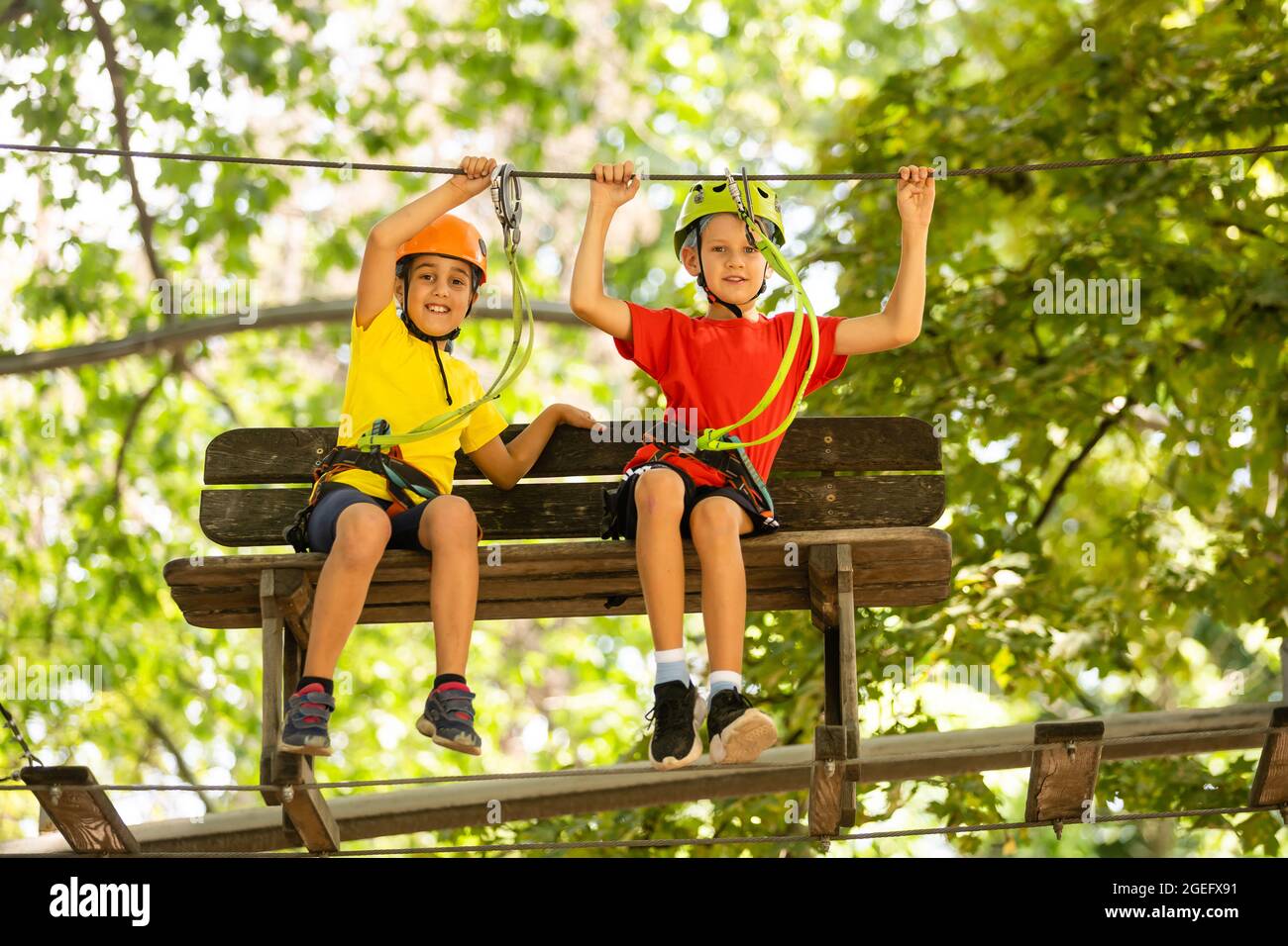 Feliz Niño Escalando En Los árboles Parque De Cuerdas Niño Escalador