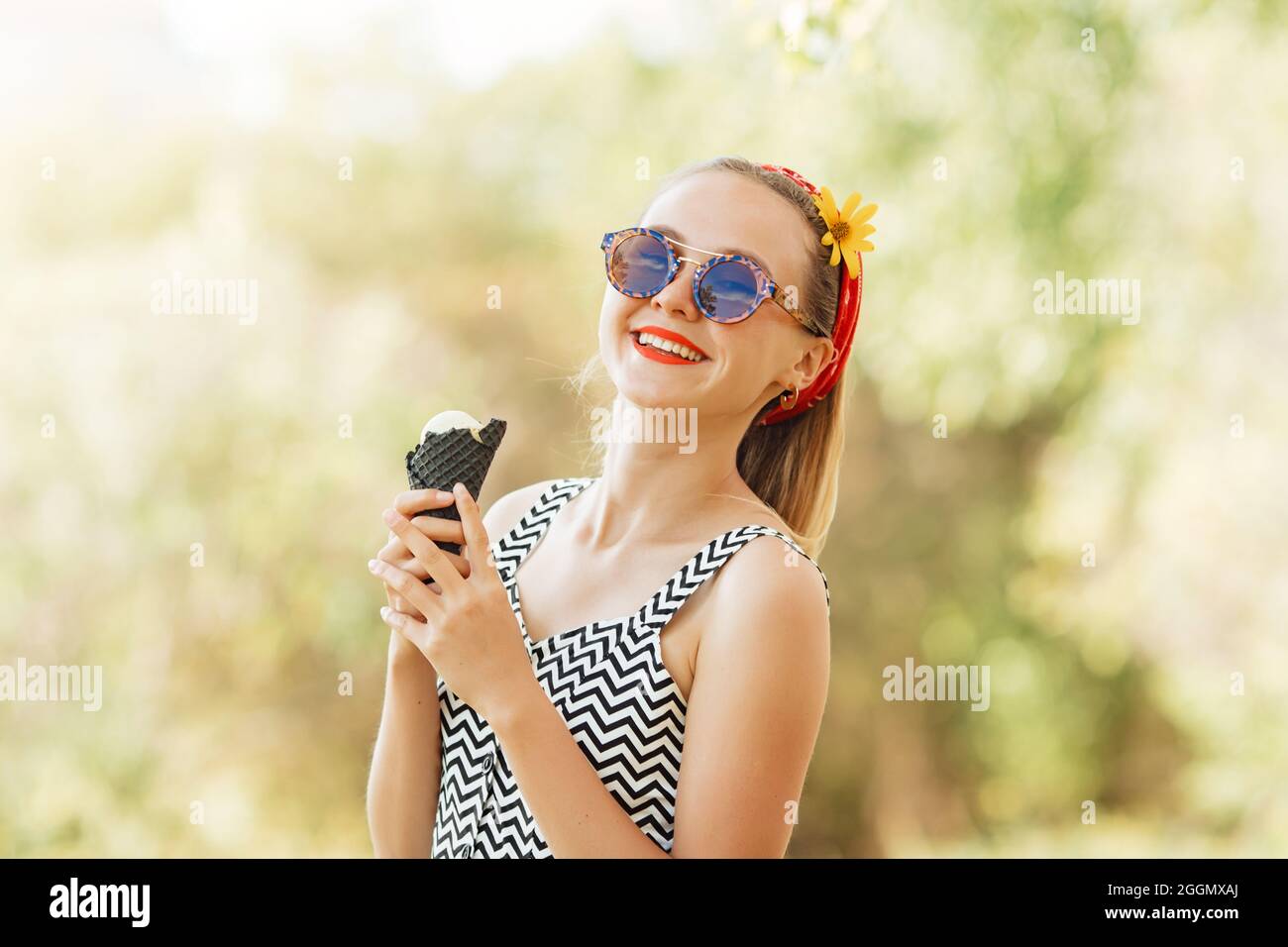 Hermosa Chica Caucásica Con Estilo En Gafas De Sol Oscuras Sostiene El Cono De Helado Negro En