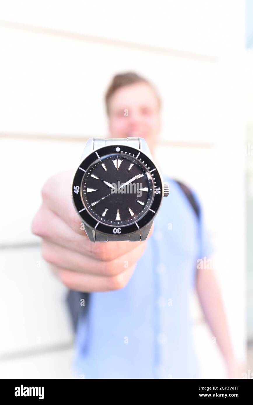 Reloj De Pulsera Que Muestra La Hora Actual El Instrumento De Medición De Tiempo Y El Objeto De