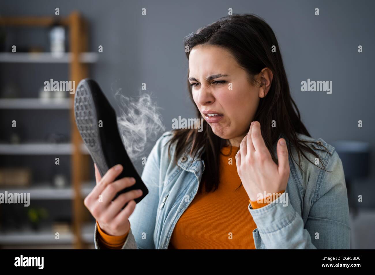 Oliendo Pies De Niña Fotografías E Imágenes De Alta Resolución Alamy