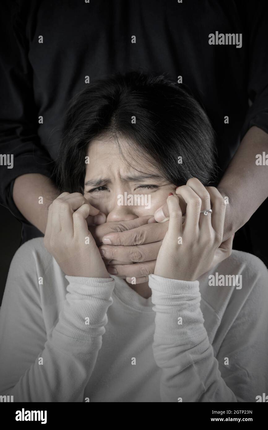 Sección Media Del Hombre Abusando De La Mujer Sobre Fondo Negro