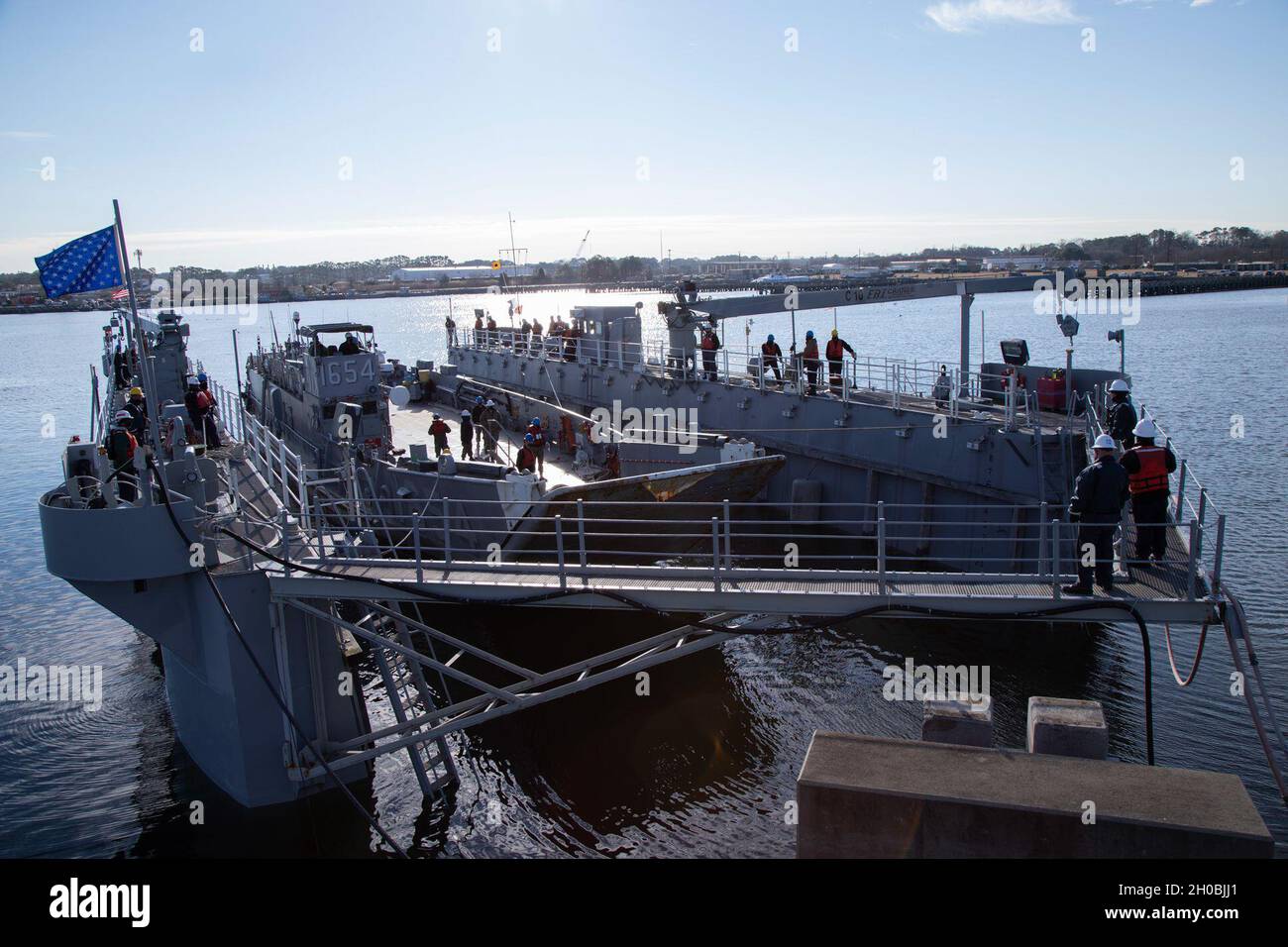 NORFOLK, Va. (Enero 19, 2021) Landing Craft Utility (LCU) 1654 ...