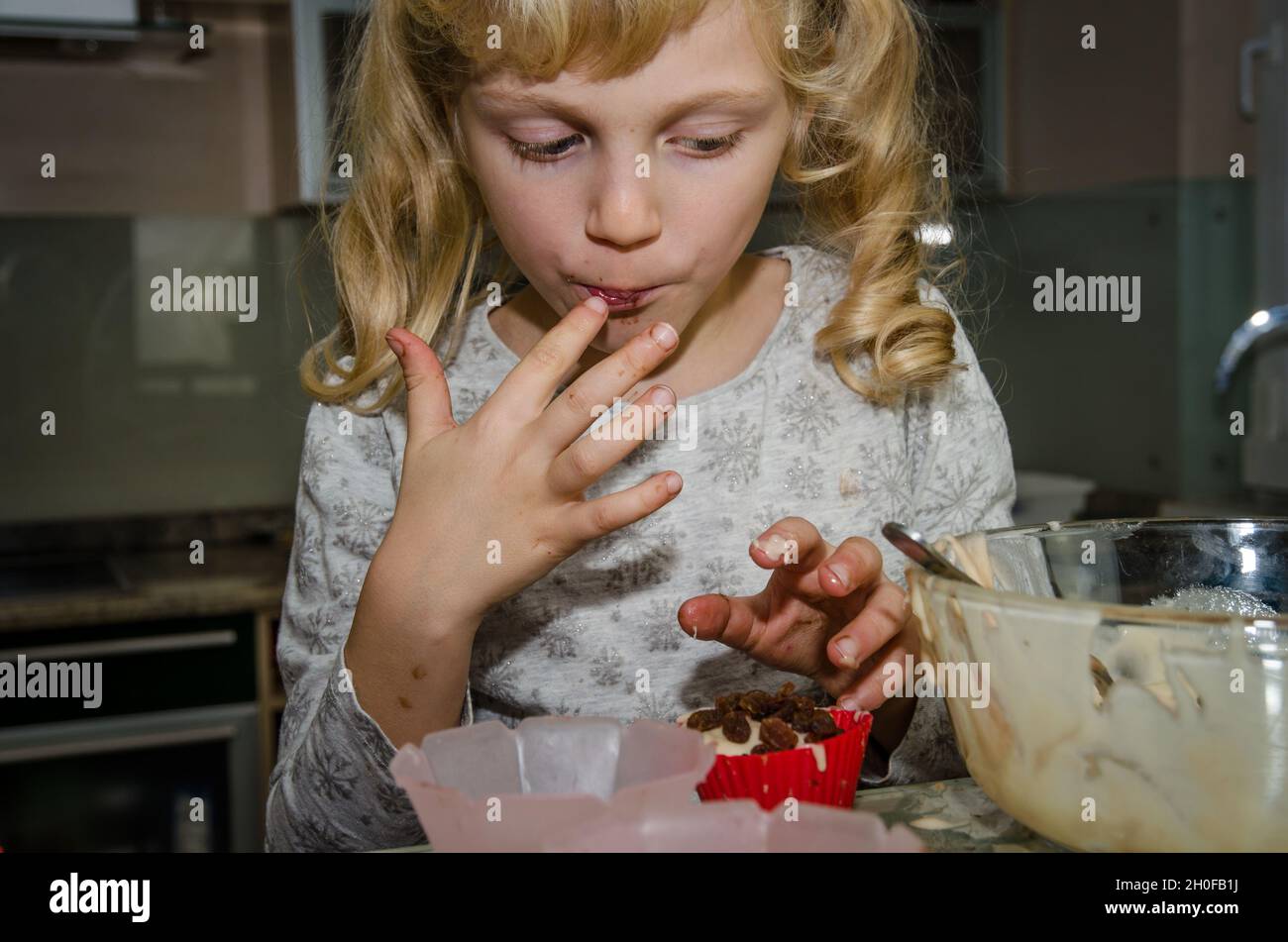 Chica Lamiendo Su Dedo Fotografías E Imágenes De Alta Resolución Alamy