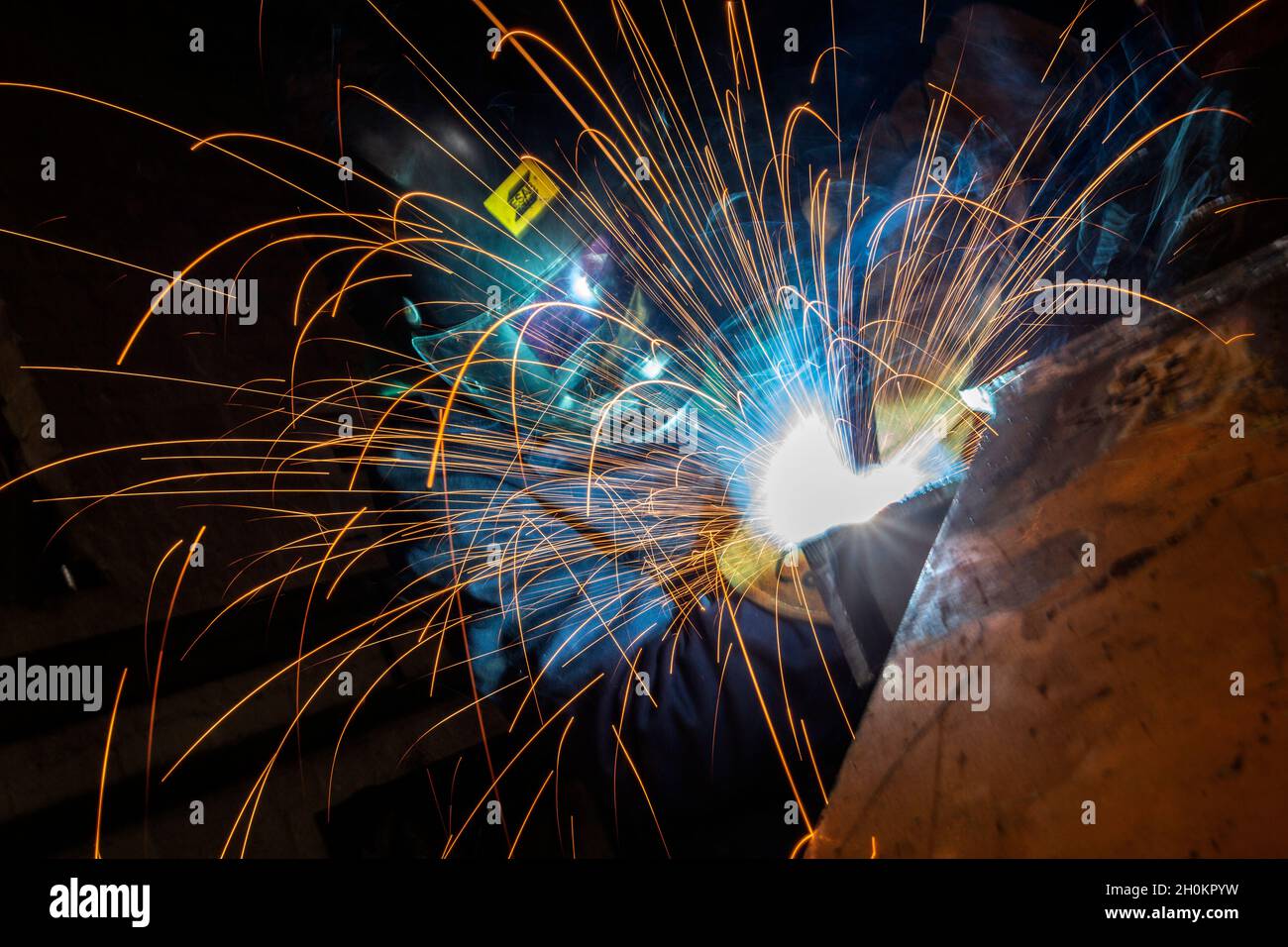 Chispas volando fotografías e imágenes de alta resolución - Alamy
