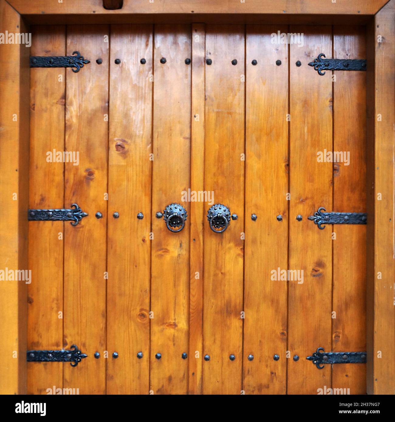 Tráfico Aumentar Treinta Puertas Antiguas De Madera Doble Hoja Cesta