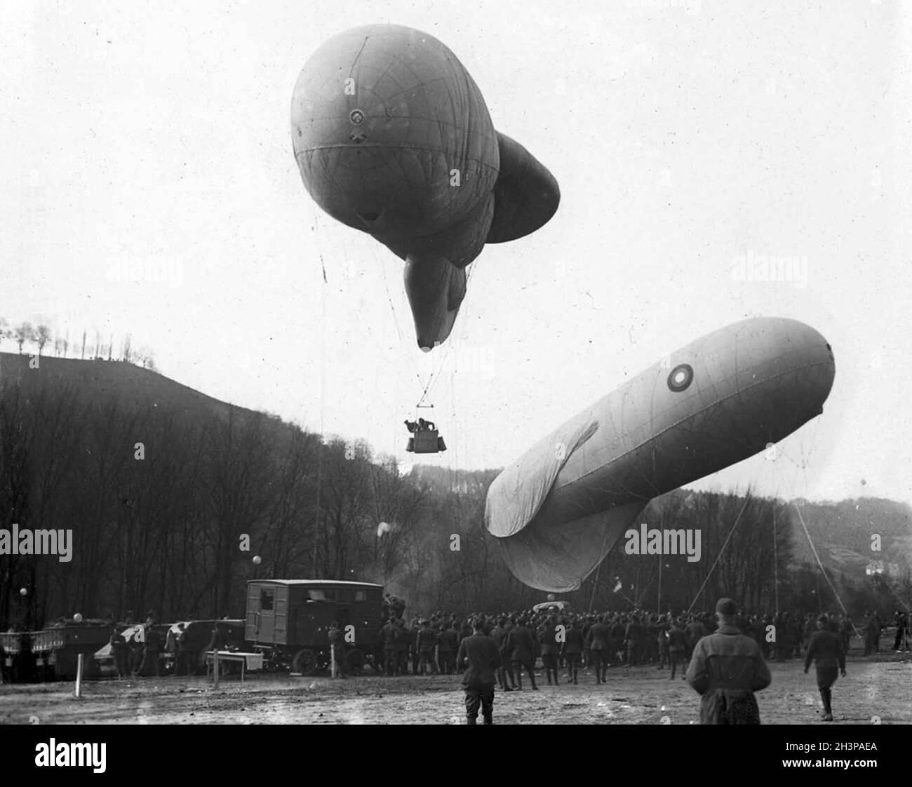Un Globo De Observaci n Alem n Tipo AE 800 Ascendente Fotograf a De un-globo-de-observaci-n-alem-n-tipo-ae-800-ascendente-fotograf-a-de