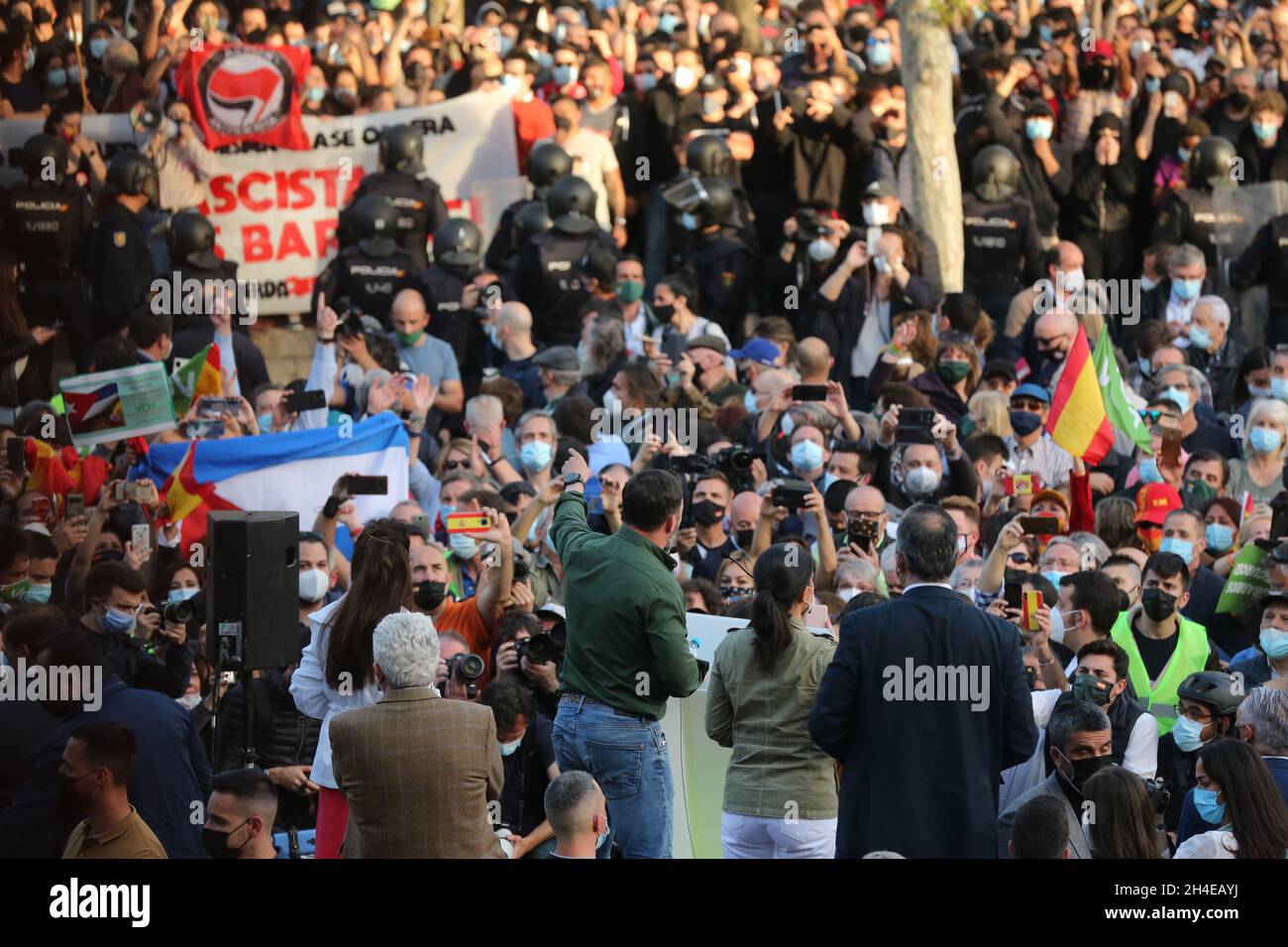 Vista De La Manifestación De La Muchedumbre Y Contra A La Llegada Del