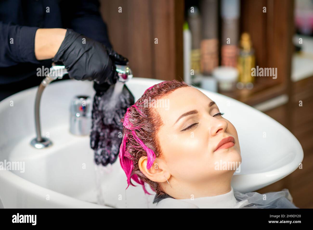 Lavado De Cabello Femenino Teñido La Peluquería Profesional Lava La