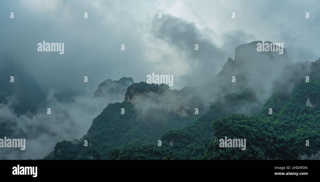 Zhangjiajie tianmenshan mountain fotografías e imágenes de alta ...