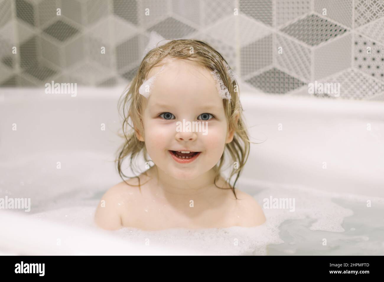 Baño infantil. Bebé tomando baño, retrato de cara de primer plano de ... Baño infantil. Bebé tomando baño, retrato de cara de primer plano de ...